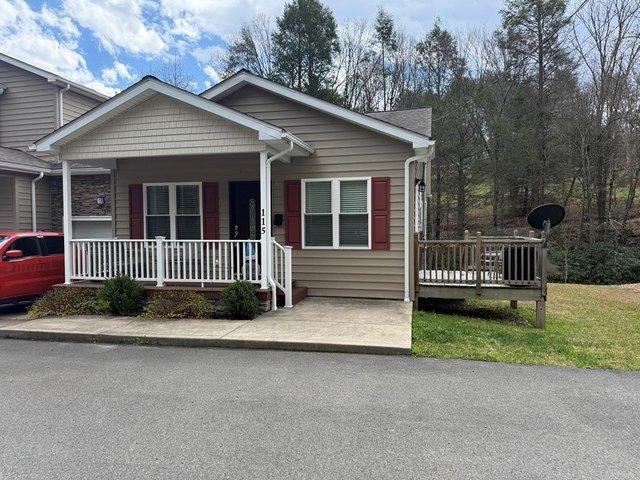 111 Elizabeth Ct, Crab Orchard, WV 25827