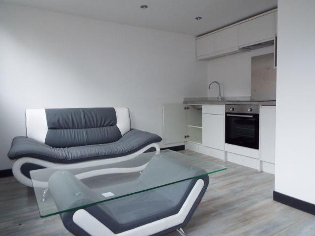 111 Hubert Road, Selly Oak. 2 bed apartment to rent £1,375 pcm £317 pw