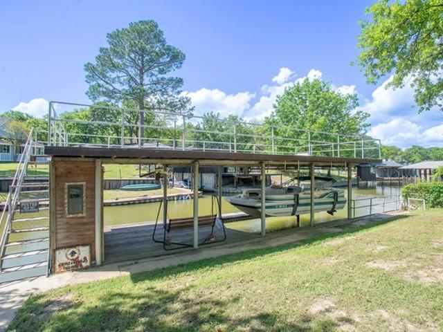 111 Island Park Dr, Gun Barrel City, TX 75156