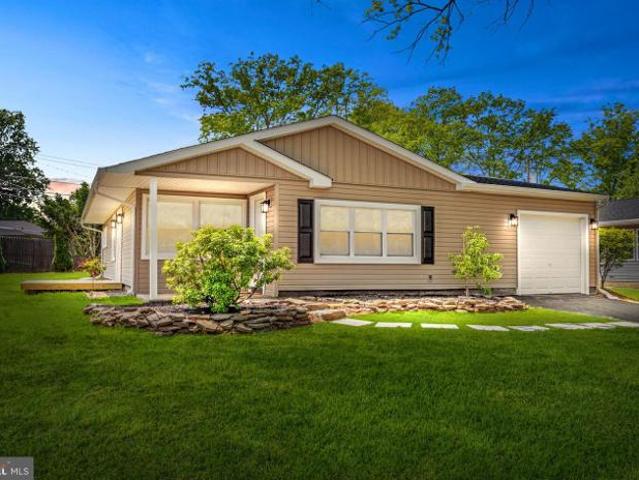 111 Oaktree Dr, Levittown, PA 19055