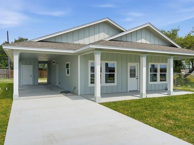 111 Lazy Rd, Rockport, TX 78382