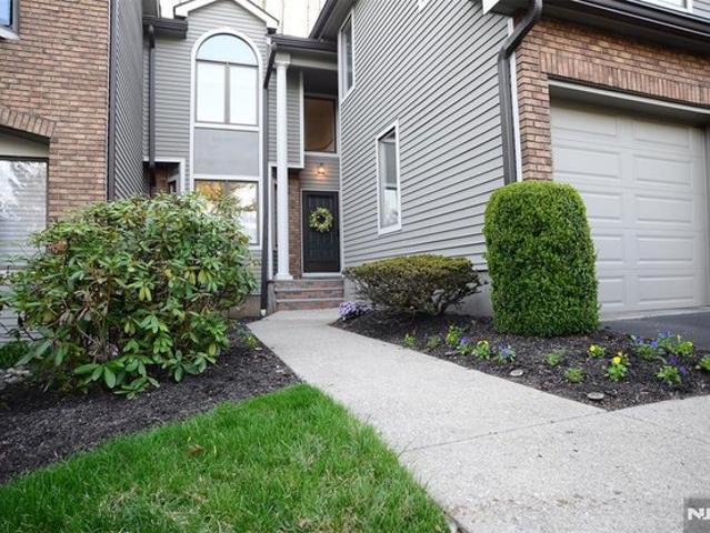 111 Lakeview Dr, Old Tappan, NJ 07675