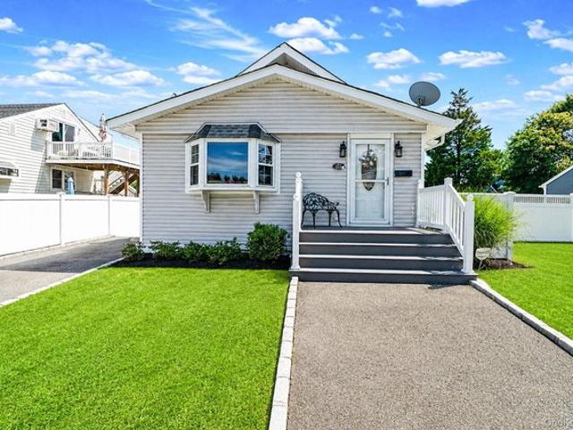 111 Liberty Ave, Lindenhurst, NY 11757
