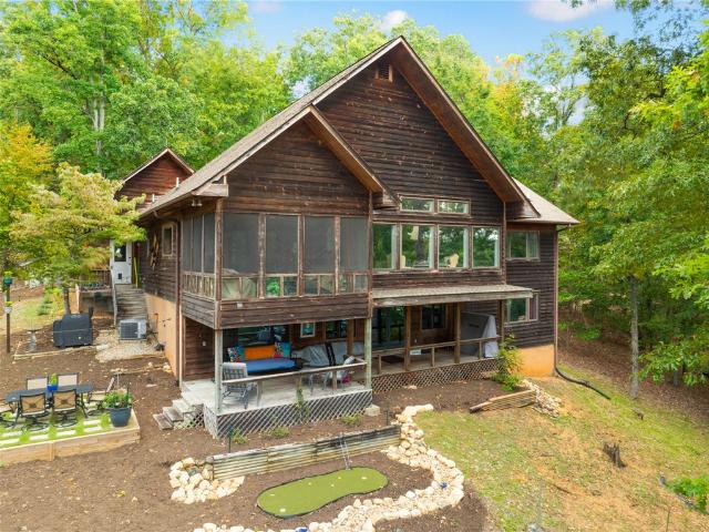 111 Mohawk Lane