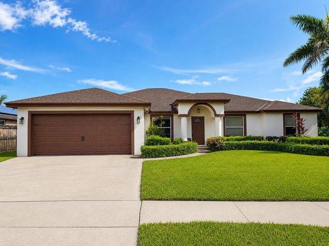 111 Meadow Woode Dr, Royal Palm Beach, FL 33411