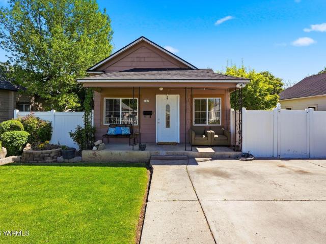 111 N 8th St, Yakima, WA 98901 | MLS #26 1249 | Compass