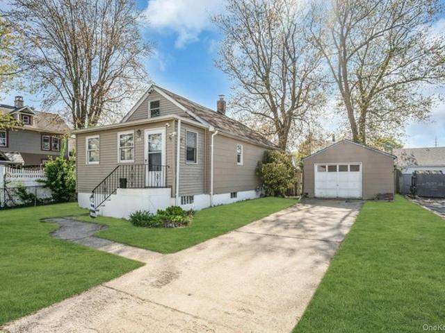 111 S 4th St, Lindenhurst, NY 11757