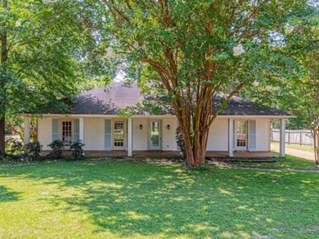 111 Squirrel Hill Dr, Ridgeland, MS 39157
