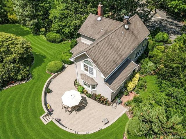 111 Stony Hollow Rd, Centerport, NY 11721