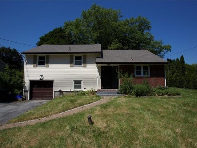 111 Pembrook Dr, Fayetteville, NY 13066