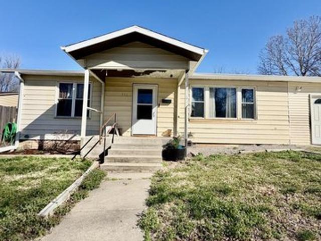 111 W Lee St, Aurora, MO 65605