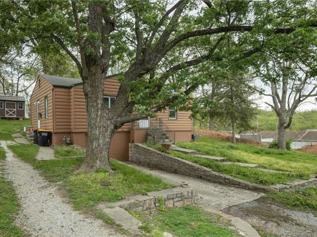 111 WALLER Avenue