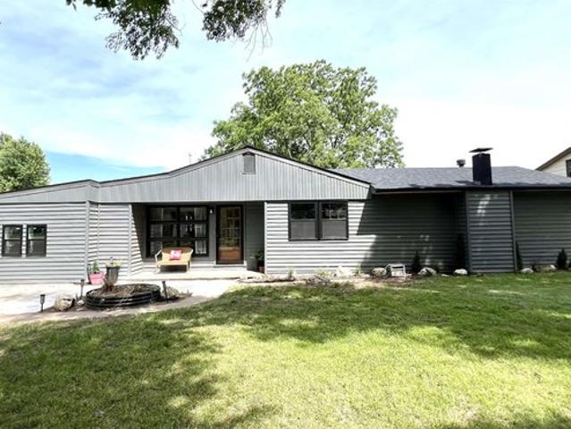 1124 N 7th St, Arkansas City, KS 67005