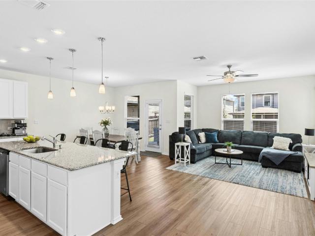 1124 Aronia Ln