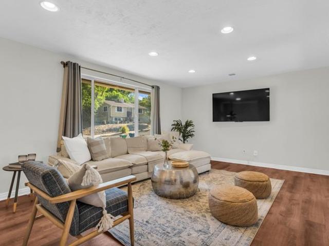 1124 E Webster Dr, Sandy, UT 84094