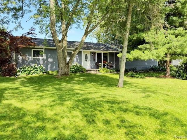 1125 Dolane Dr, White Lake, MI 48383