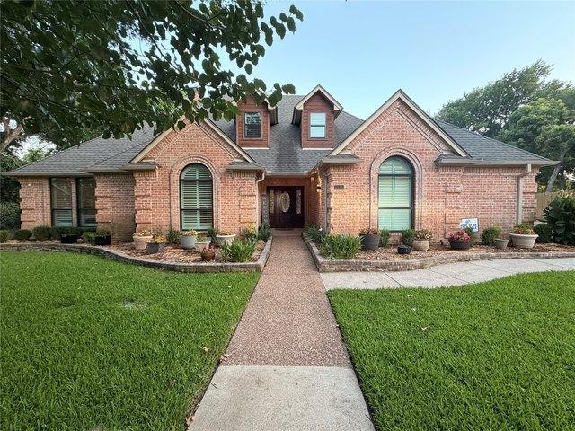 1125 Shady River Ct S, Benbrook, TX 76126