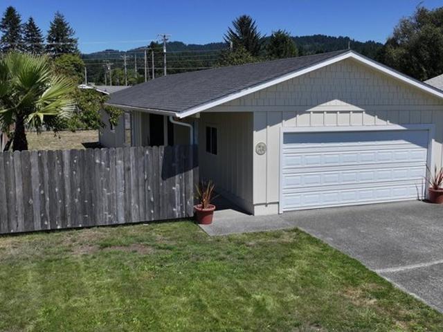 1126 Boyer Ct, Brookings, OR 97415