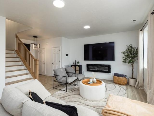 1126 W Stonehaven Dr, North Salt Lake, UT 84054