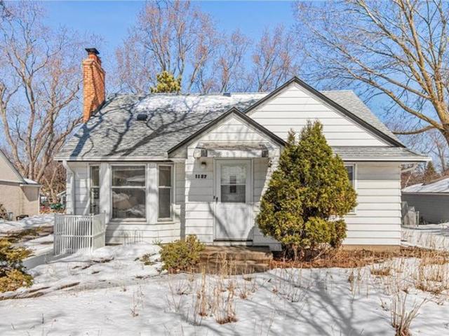 1127 Oakcrest Ave, Roseville, MN 55113