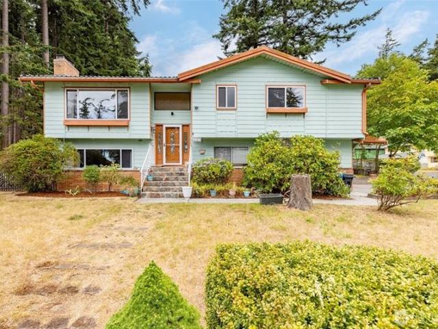 1127 SW Fairhaven Dr, Oak Harbor, WA 98277