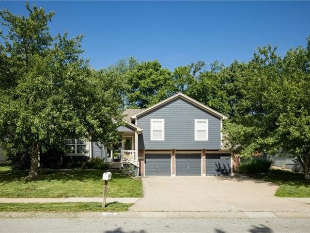 1127 SE Eastridge Dr, Blue Springs, MO 64014
