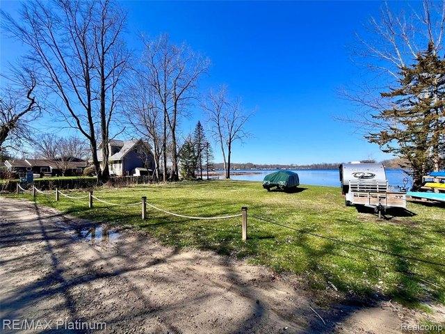 11280 Patterson Lake Dr, Putnam Township, MI 48169