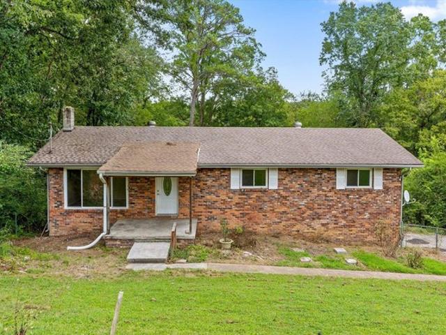 1128 Iris Dr, Rossville, GA 30741