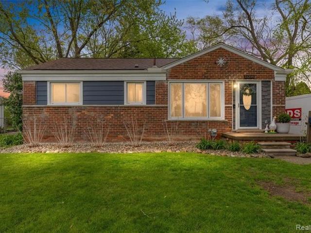 11298 Garden St E, Livonia, MI 48150