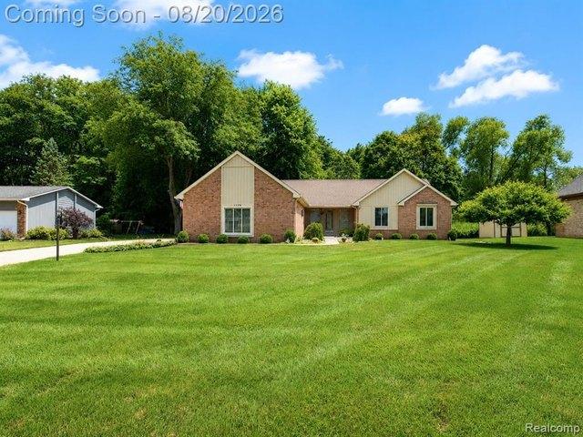 1129 S Lake Valley Dr, Fenton, MI 48430