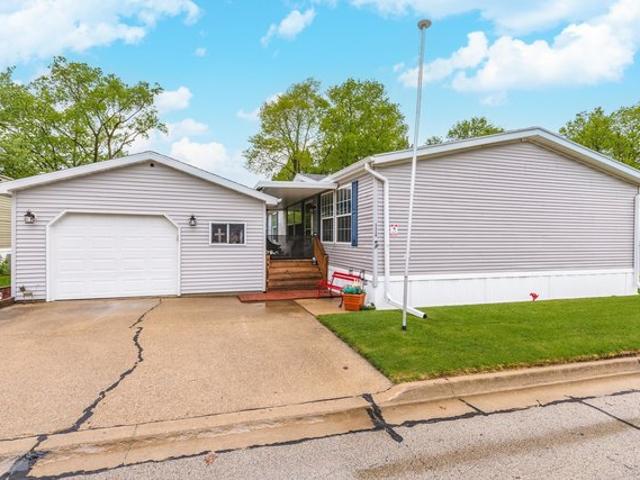 1129 11th St, Bloomington, IL 61704