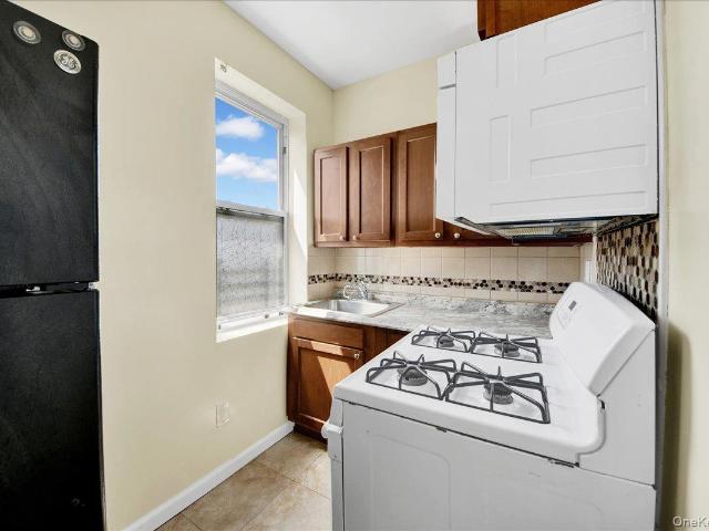 1129 2nd Fl Front Apt #3 221st, Unit 3 2ND FL FRONT #3 | Compass