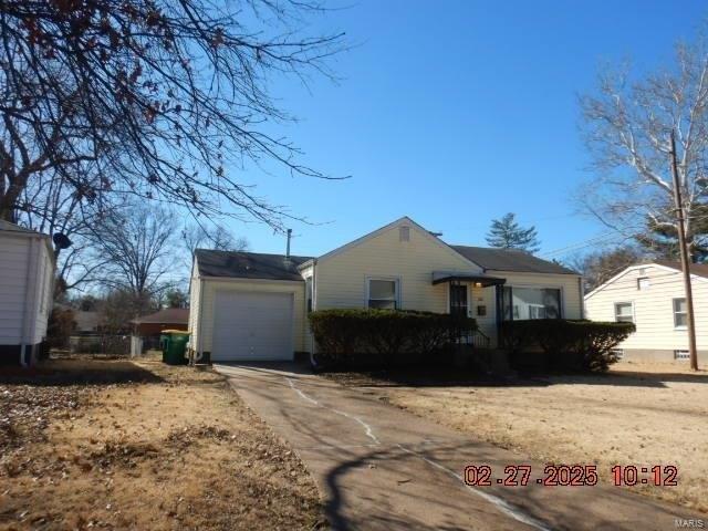 1120 Grenshaw Dr, Saint Louis, MO 63137