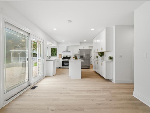 1120 Lakeside Court