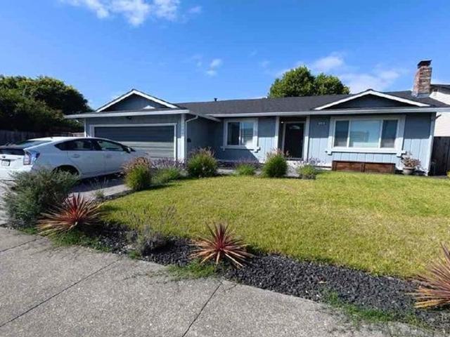 1120 Santa Clara Ln, Petaluma, CA 94954