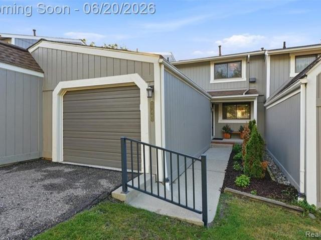 1120 Washington Cir, Northville, MI 48167