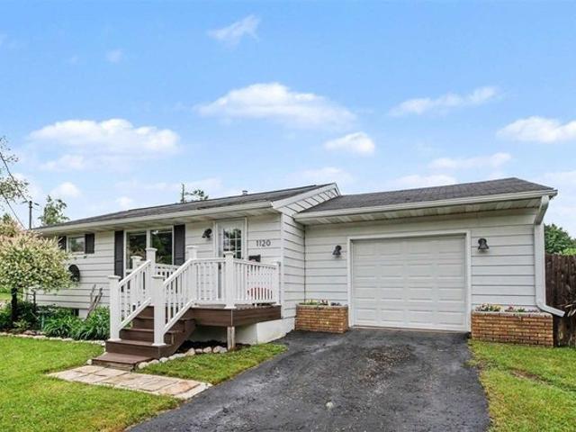 1120 Waukazoo Ave, Petoskey, MI 49770