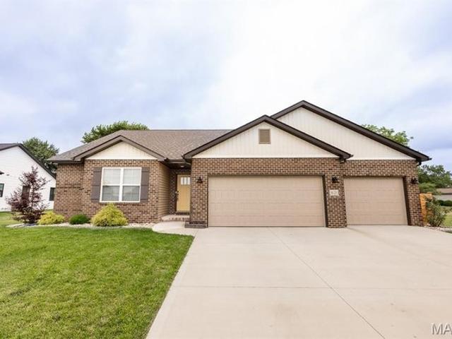 1121 Menominee Trl, Mascoutah, IL 62258