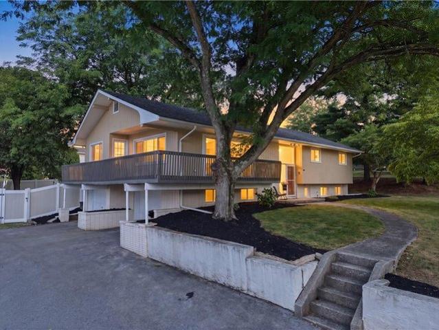 1121 Oakhurst Dr, Slatington, PA 18080