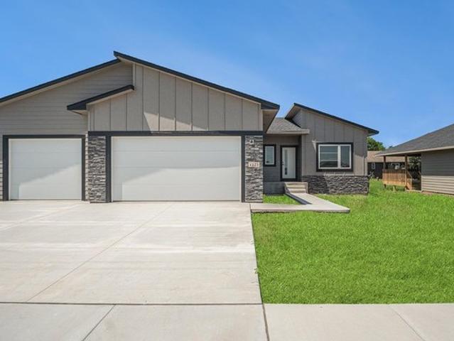 1121 Cyber Ct, Madison, SD 57042