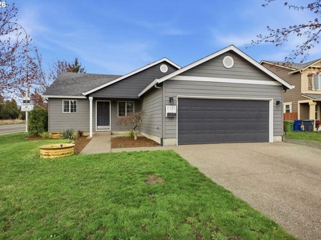 1121 Dahlia St, Woodburn, OR 97071