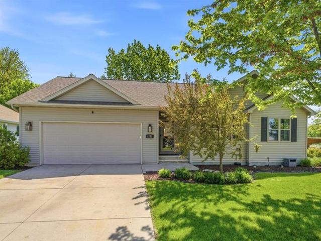 1121 Fieldview Dr, Menasha, WI 54952