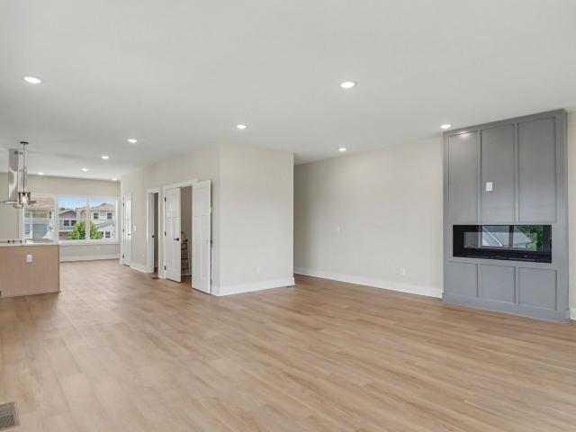 1121 Lawrence Ave # 3
