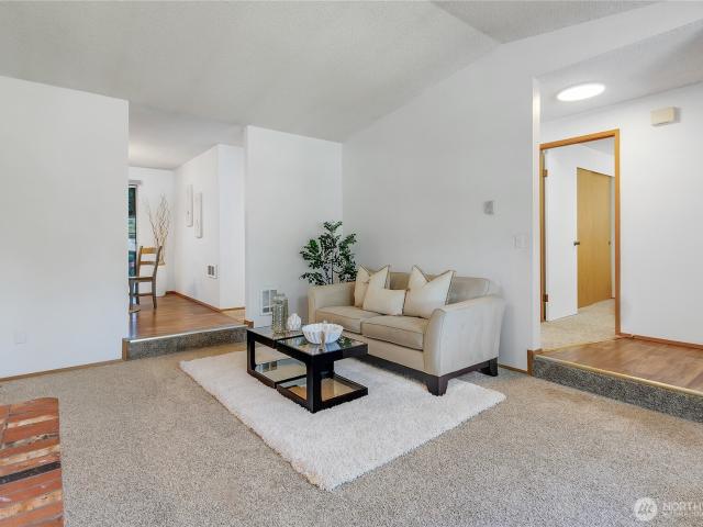1121 th Avenue Ct E