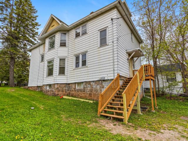1122 E 5th Street