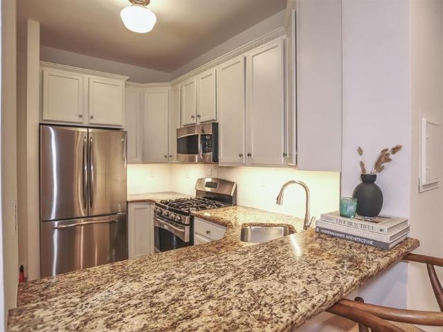 1122 Hudson St # 2B