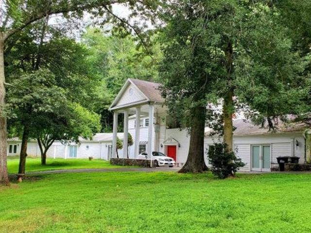 1122 Springvale Rd, Great Falls, VA 22066