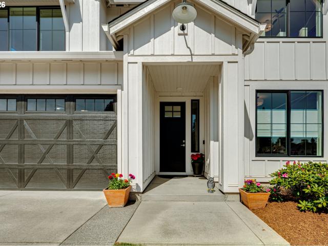 1123 E 2ND WAY