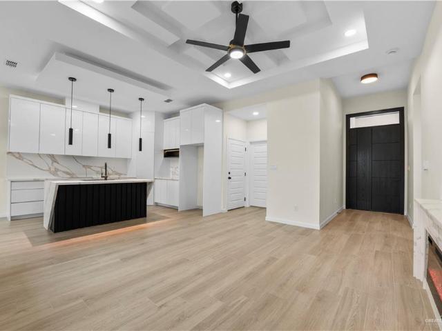 1123 E Acacia Drive