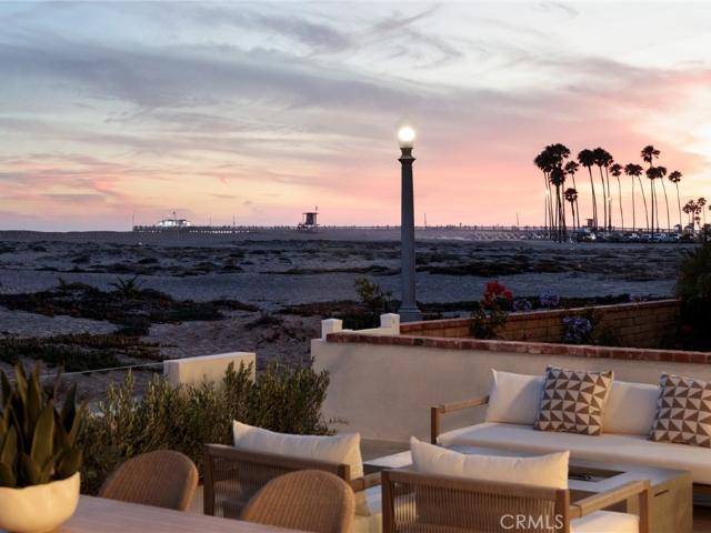 1123 E Balboa